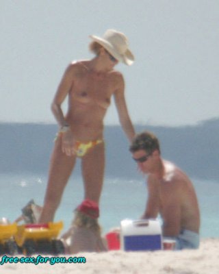 Elle MacPherson showing her nice tits on beach paparazzi pics Porn Pictures, XXX Photos, Sex ...