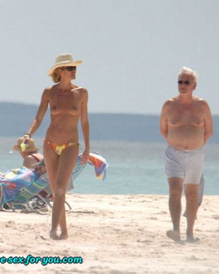 Elle MacPherson showing her nice tits on beach paparazzi pics Porn Pictures, XXX Photos, Sex ...